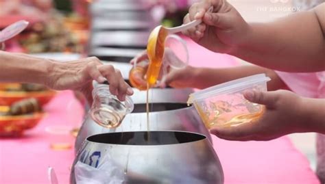 ประมวลภาพแรงศรัทธา ตักบาตรน้ำผึ้ง สืบสานประเพณี ชาวไทยเชื้อสายมอญ