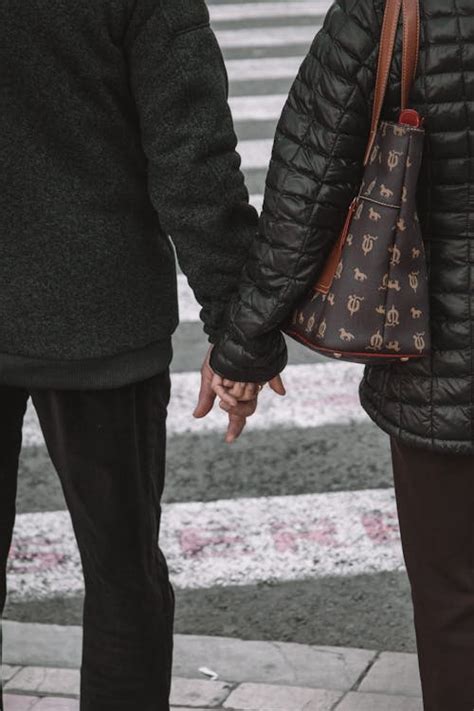 걷고 있는 귀여운 뒷모습 등불 바다 새벽 손을 잡고 수직 쐈어 실루엣 일몰 커플 함께 해변에 관한 무료 스톡 사진