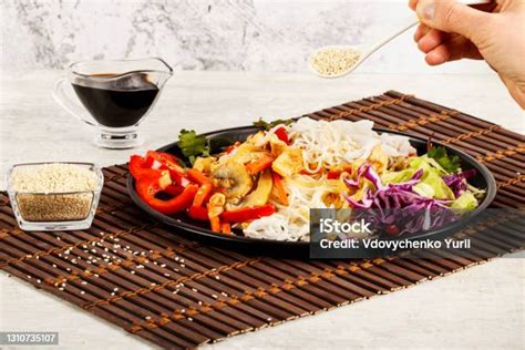 자피 한국 유리 국수 볶음 요리 흰 배경에 참깨 채소와 소스를 곁들인 조림 닭고기를 곁들인 한국유리 자페 국수 맨 위 보기입니다 재즈 아시아 요리 펀초이스 0명에 대한 스톡