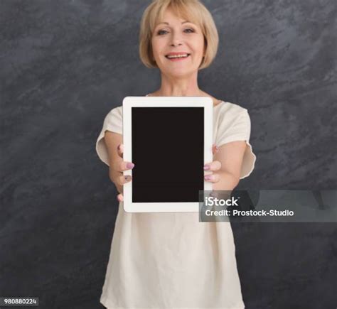 광고에 대 한 빈 화면 디지털 태블릿을 제시 하는 웃는 여자 보여주기에 대한 스톡 사진 및 기타 이미지 보여주기 성년 여자 태블릿 Istock