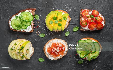 검은 배경에 야채와 과일 크로 스티니 페타 리코타 및 다양한 첨가제가있는 Bruschetta 건강한 식생활에 대한 스톡 사진 및 기타 이미지 Istock