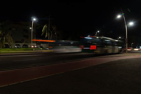 버스의 모션 블러 효과가있는 다채로운 조명 트레일 장시간 노출 2중 황색 실선에 대한 스톡 사진 및 기타 이미지 2중 황색 실선 거리 건축 Istock