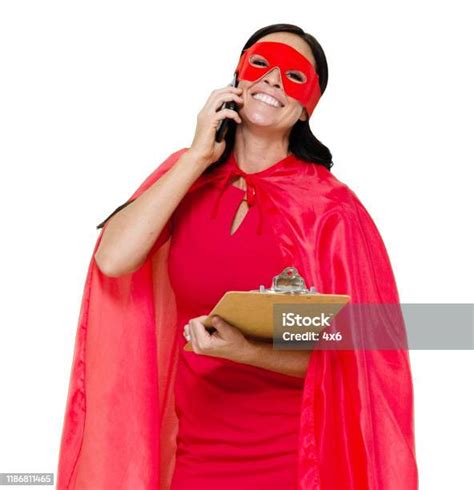 전면보기 카메라 1 인 허리까지 성인 아름다운 검은 머리 백인 여성 젊은 여성 슈퍼 우먼 슈퍼 히어로 히로인 영웅 서 드레스 아이 마스크 마스크를 입고 위장 의상 케이프