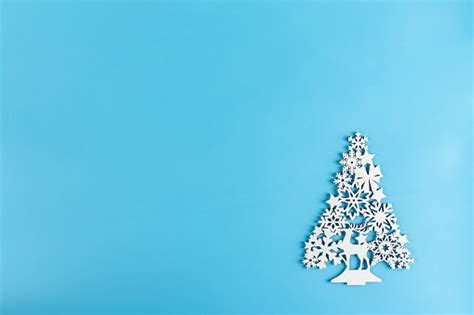 크리스마스 또는 겨울 구성 파스텔 블루 배경에 흰색 요소로 만든 패턴 크리스마스 겨울 새해 개념 플랫 레이 상단 뷰 복사 공간 12월에 대한 스톡 사진 및 기타 이미지