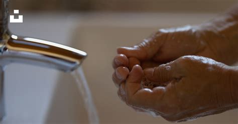 수도꼭지에 손을 씻는 사람 사진 Unsplash의 무료 손을 씻다 이미지