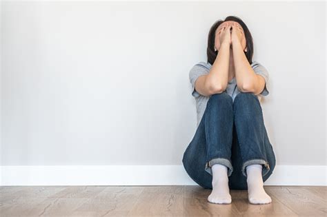 빈 방에 혼자 바닥에 앉아 슬픈 여자 절망과 복사 공간 외로운 개념 가정 생활에 대한 스톡 사진 및 기타 이미지 가정 생활 고독 부정적인 감정 표현 문제 Istock