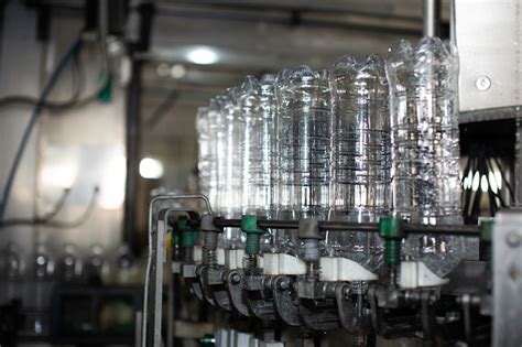 액체로 채워진 플라스틱 병 줄 0명에 대한 스톡 사진 및 기타 이미지 0명 갇힌 깔끔한 Istock