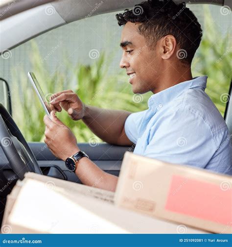 Monitorando Tudo Em Seu Sistema Digital Foto De Um Jovem Entregador Usando Um Tablet Digital