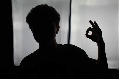 무료 이미지 손 남자 실루엣 빛 검정색과 흰색 화이트 초상화 그림자 몸짓 어둠 검은 단색화 대화 머리