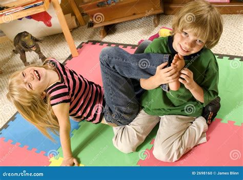 Tickling Stockfoto Bild Von Junge Tochter Sorglos 2698160