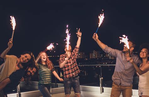 밤에 펜 트 하우스 테라스에서 횃불과 재미 쾌활 한 친구의 그룹 지붕에 대한 스톡 사진 및 기타 이미지 지붕 파티 남성 Istock