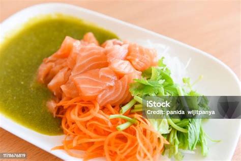 당근 셀러리 해산물 소스를 곁들인 일본식 생 생선회 연어 필레 연어 샐러드 메뉴 세트 일본 요리 신선한 식재료 접시 건강한