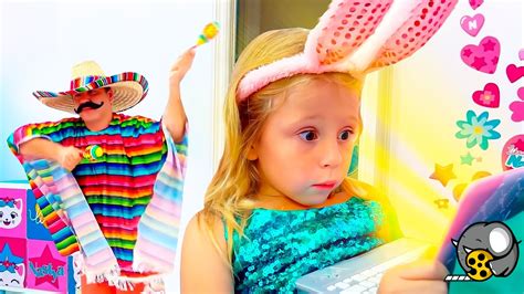 برنامه کودک نستیا در کامپیوتر کرم بازی می کند سرگرمی و تفریحی کودک فیلو