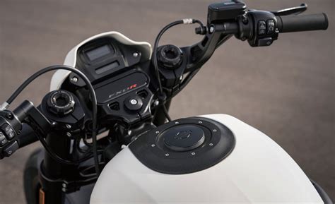 새로운 퍼포먼스로 탄생한 드래그 머신 할리데이비슨 Fxdr 114 월간모터바이크