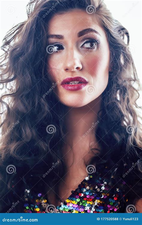 Jovencita Linda Mujer Con Estilo De Moda De Fiesta De Pelo Rizado