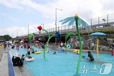 더위 식히는 물놀이 뉴스1