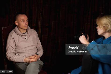 한 여자가 실내에서 남자를 인터뷰하고 있다 한 여자가 카메라를 손에 들고 남자의 대화를 녹음한다 블로깅 개인 블로그 2명에 대한 스톡 사진 및 기타 이미지 Istock