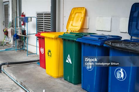 재활용 자재 수거용 쓰레기통 쓰레기 수거통은 쓰레기 분리를 위한 쓰레기통입니다 폐기물 을 분리하여 음식물 쓰레기 플라스틱 종이