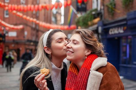 Belle Donne Lesbiche Che Si Baciano Allaperto Foto Gratis