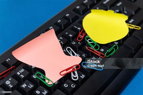 펜 연필 메모장 노트북 스테이플러 스테이플러 클리퍼 종이 클립 홀더 클립 보드 테이블 위에 배치 여러 모듬 컬렉션 사무실 문구 사진 0명에 대한 스톡 사진 및 기타 이미지