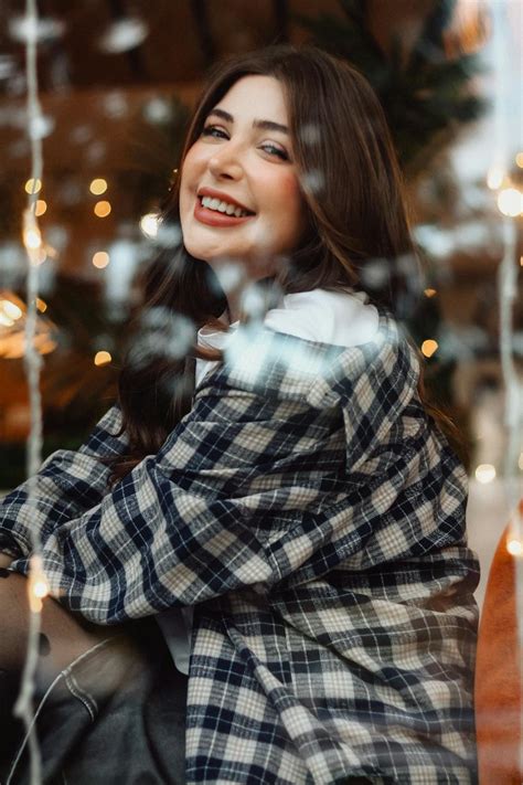 실내 12월 가벼운 겨울 격려 계절 기쁨 도시의 라이프스타일 매력적인 매혹적인 모델 문화적 미소 바쿠 보케 불빛 사람 아늑한 아름다운