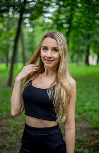Premium Photo Young Beautiful Sporty Blonde Woman