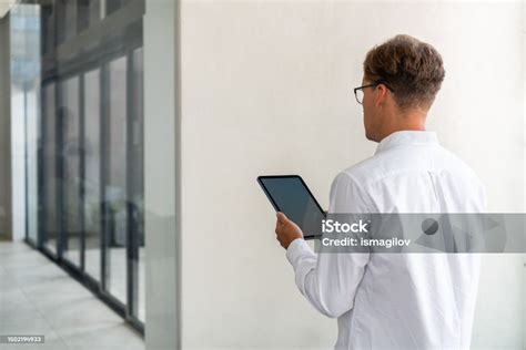 손에 태블릿을 들고 서 있는 사업가의 뒷모습 비즈니스 홀 개념에 대한 스톡 사진 및 기타 이미지 개념 경영자 구매 Istock