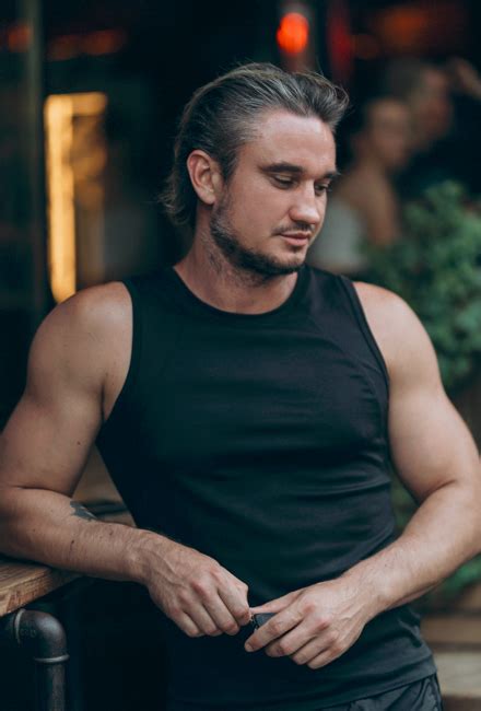 Uzun Vital виробник одягу дизайнерський одяг жіночі спортивні костюми чоловічі спортивні