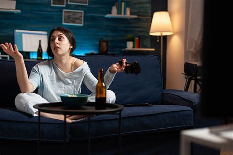 게임 조이스틱을 들고 축구 비디오 게임을 하는 화난 실망한 여자 Brand Name Video Game에 대한 스톡 사진 및 기타 이미지 Brand Name Video