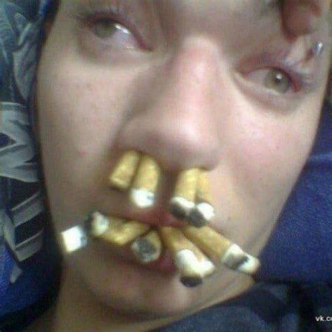 Создать мем сигарета в зубах человек с сигаретой во рту курение