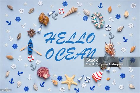 장식 용 품목과 미니어처 장난감으로 만든 둥근 프레임 조개 선원 선박 보트 앵커 스티어링 휠 생명 부표 여름 배경 조롱 여름 방학 바다 여행 컨셉 개념에 대한 스톡 사진 및