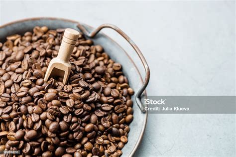 카페와 레스토랑의 메뉴 커피 원두와 나무 숟가락으로 분쇄 커피 클로즈업 텍스트 공간을 복사합니다 뜨거운 음료와 광고의 개념 0명에 대한 스톡 사진 및 기타 이미지 Istock