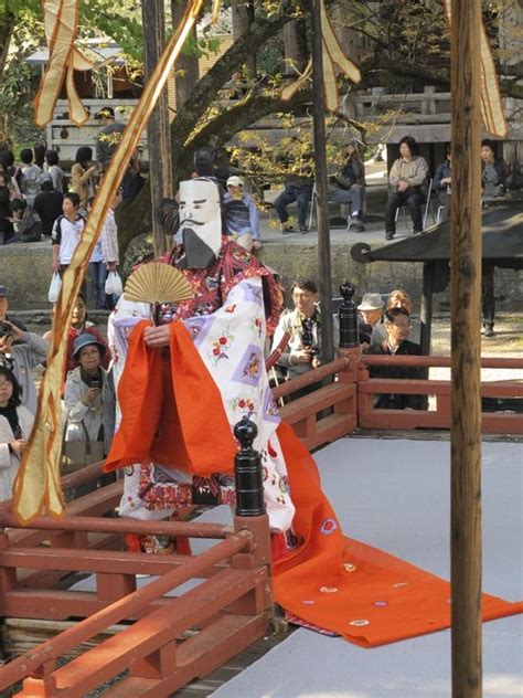一切経会平成24年5月5日寒河江市慈恩寺の一切経会での舞楽奉奏写真は安摩③です 雅楽 神道 日本 祭り