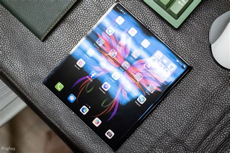 Trên tay Huawei Mate Xs gập ngược ra ngoài hoàn thiện xuất sắc