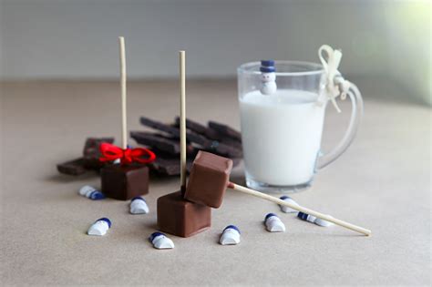 밀크 컵과 향기로운 코코아와 갈색 배경에 초콜릿과 초콜릿스틱에 초콜릿 큐브 근처 작은 눈사람 가까이 곡초류에 대한 스톡 사진 및 기타 이미지 Istock