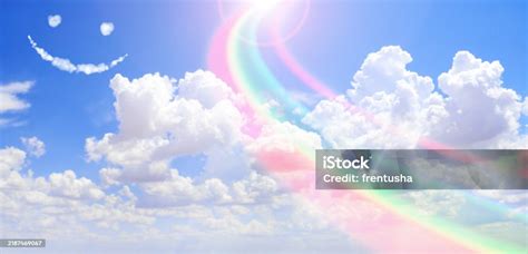 행복하고 좋은 분위기 개념으로 느껴집니다 푸른 하늘 예쁜 구름 무지개 재미있는 구름 이모티콘이 있는 수평 자연 배너 무지개 하늘 거대한 호를 그리는 무지개가 있는 푹신한
