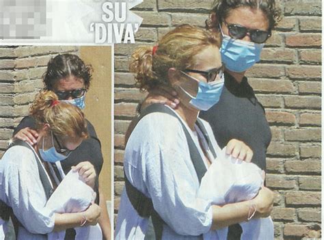Riccardo Scamarcio Prima Passeggiata Con La Figlia Emily
