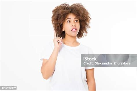 젊은 아프리카 계 미국인 소녀는 좋은 생각이 있습니다 흰색 배경에 고립된 행복한 미소 아프리카 여성 공간을 복사합니다 템플릿과 빈 여름 티셔츠 18 19세에 대한 스톡 사진