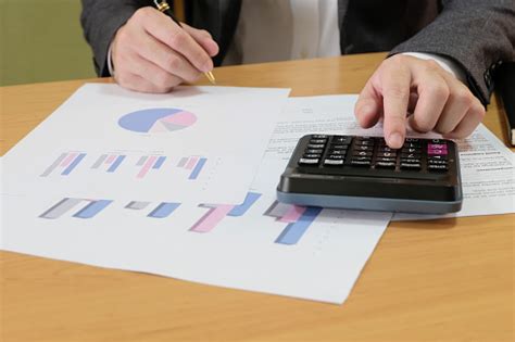 흐리게 선택적 초점 금융 세금 및 비즈니스 정보 그래픽 그래프 원형 차트에 계산 소송스마트 사업가 개인 및 기업 기업 개념에 대한 세금 및 비용 절감 감소에 대한 스톡 사진