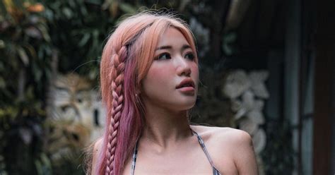 Deslumbra En Traje Playero Siew Pui Yi Por Las Calles