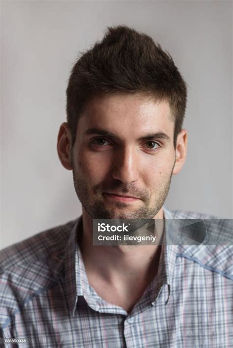 흰색 배경 세련 된 남자 급행 정서 격자 무늬 셔츠에 젊은 남자의 정면 초상화 20 29세에 대한 스톡 사진 및 기타 이미지
