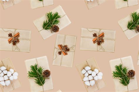 크래프트 페이퍼 래핑에 친환경 메리 크리스마스 선물 제로 폐기물 재사용 개념 자연 장식 과 지속 가능한 라이프 스타일 없음 사람