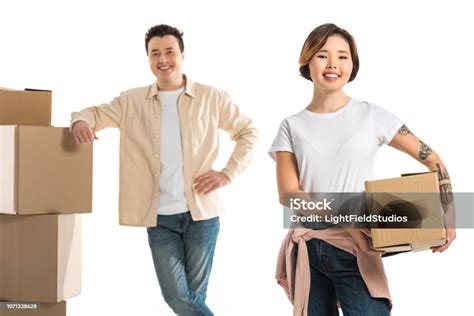 카메라를 보고와 새 집 개념을 이동 하는 흰색 절연 골 판지 상자를 들고 웃는 커플 개념에 대한 스톡 사진 및 기타 이미지 개념 남자 남자 친구 Istock