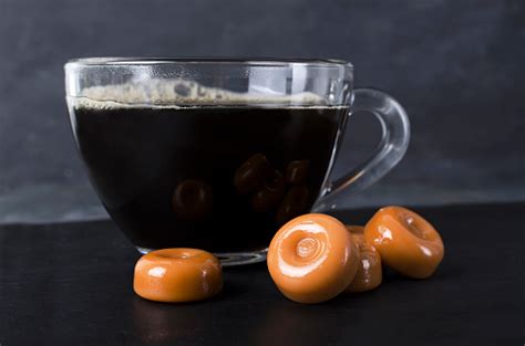 어두운 테이블에 뜨거운 커피와 캐러멜 사탕의 유리 컵의 클로즈업 갈색에 대한 스톡 사진 및 기타 이미지 갈색 거품 내기 검은색 Istock