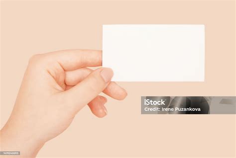 베이지 색 배경에 흰색 빈 종이 시트 모형을 들고있는 여성 손 3가지 개체에 대한 스톡 사진 및 기타 이미지 3가지 개체 꼭대기 손가락 Istock