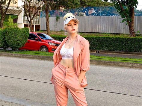 10 Potret Ceria Bule Barbie Kreator Konten Yang Fasih Sunda Idn Times