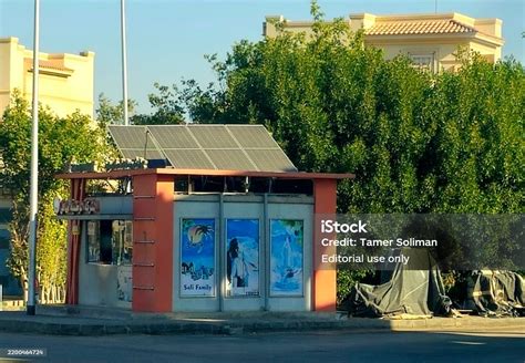 Una Tienda De Conveniencia Mini Mart Con Células Y Paneles Solares En Egipto Célula Fotovoltaica