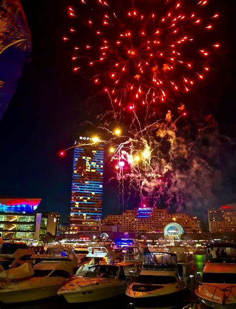 2018年最后一场烟花秀，悉尼情人港今夜格外灿烂