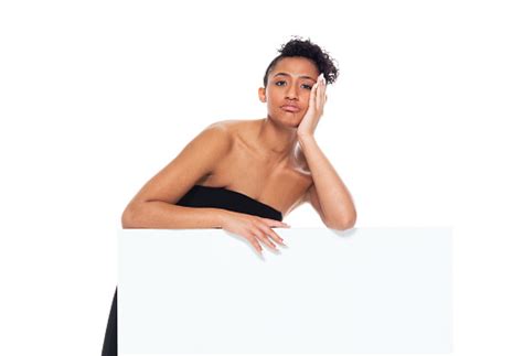 흰색 배경 앞에 서있는 아프리카 인종 여성은 드레스를 입고 현수막을 들고 20 24세에 대한 스톡 사진 및 기타 이미지 20 24세 20 29세 공란 Istock