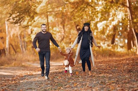 Familia Con Hija Pequeña En Un Parque De Otoño Foto Gratis